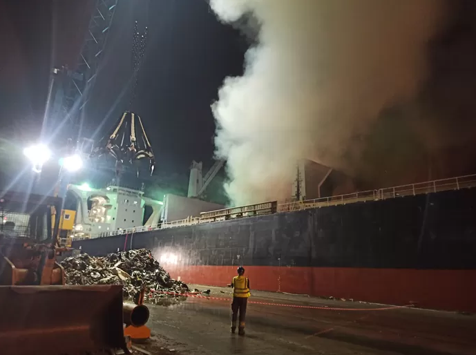 Fire breaks out onboard bulk carrier in Ghent, Belgium - STU